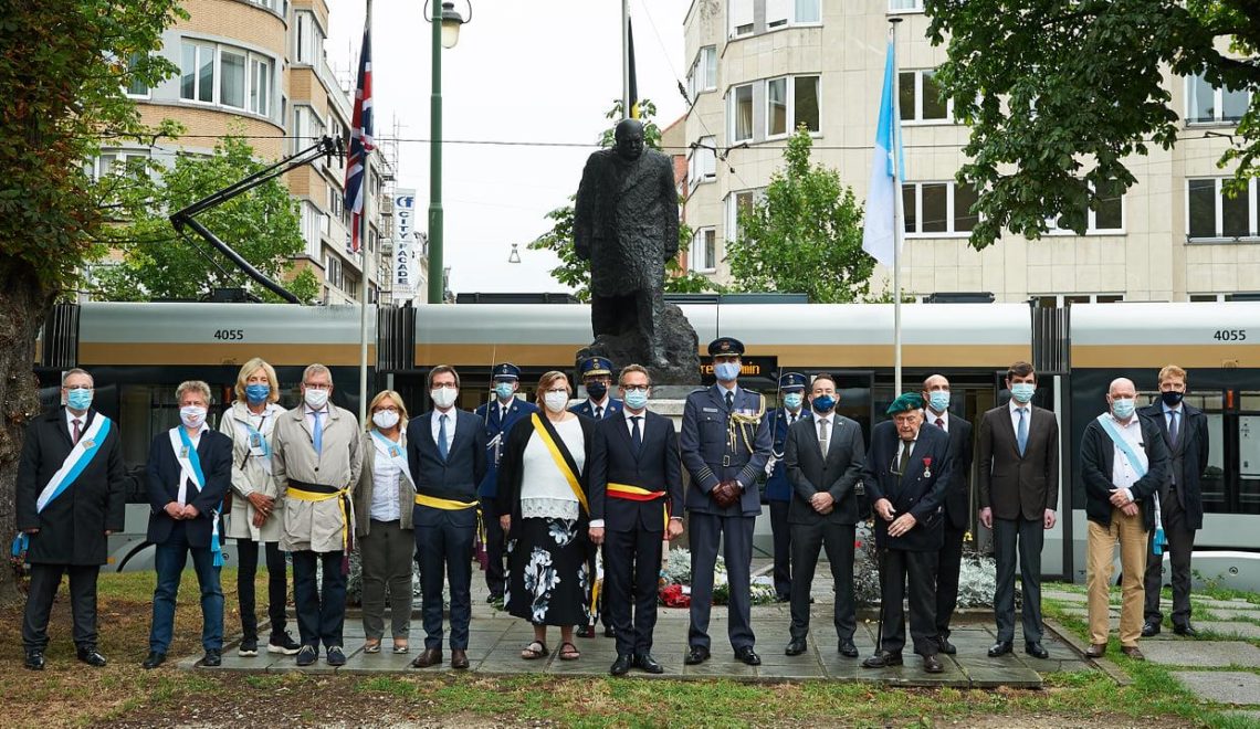 Célébration de la libération d’Uccle, devant la statue de Winston ...